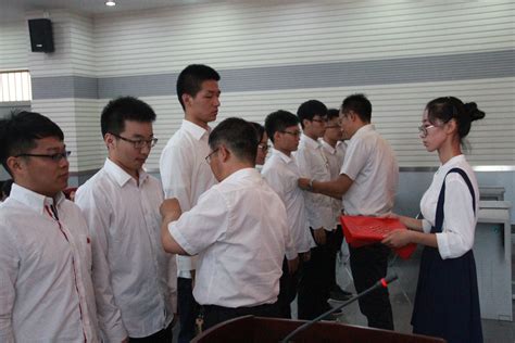 电子信息工程学院党委组织开展“迎七一”新党员宣誓暨老党员重温入党誓词活动河北工业大学信息工程学院