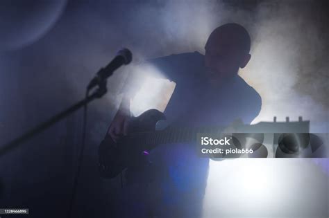 무대 조명라이브 쇼에서 기타를 연주하는 헤비 메탈 록 기타리스트 1970 1979 년에 대한 스톡 사진 및 기타 이미지 1970 1979 년 20 29세 30 39세