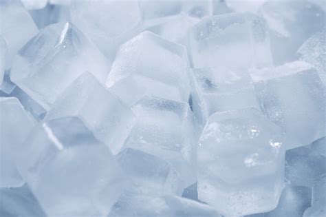 흰색 배경에서 슬로우 모션으로 녹는 맑은 물에서 얼음 조각의 매크로 샷 개념 순수한 산 샘물 얼음 칵테일 신선 및 냉동 식품