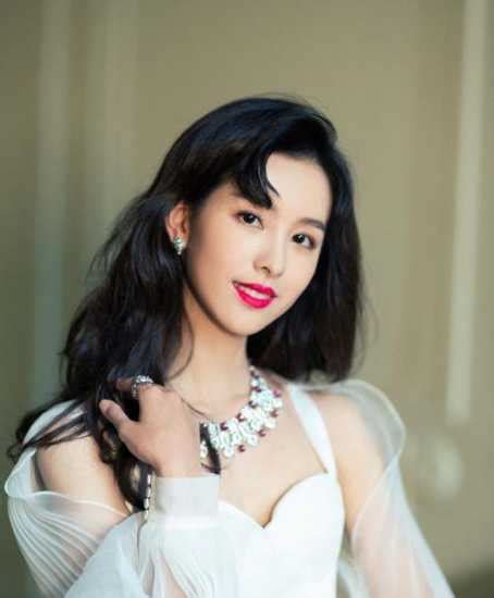 提醒大家：優雅的女人出門前包裡都有這4個東西，看看你有幾樣？