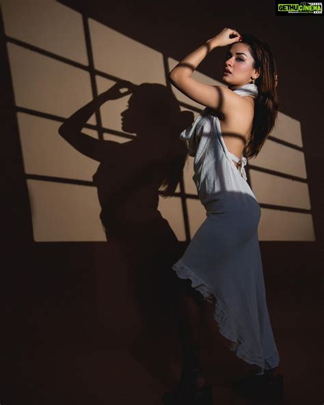 Avneet Kaur Instagram Stand Up Stand Out Stand Tall 🤍 Gethu Cinema