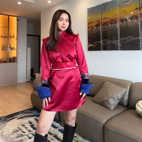 Хишигтэн Богино дан дээл дээр салдаг нударга бас гоё зохициж байна шүү ️ Facebook