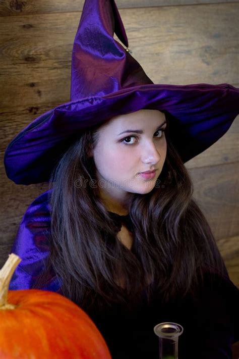 Piękna Czarownica W Purpurowym Halloween Z Miotłą Zdjęcie Stock Obraz