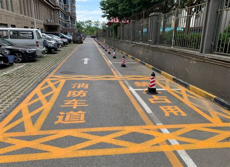 清理占用消防通道车位后，他们向隔壁小区“借”车位