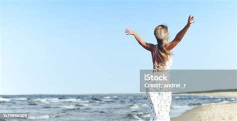 하얀 여름 드레스를 입고 서 있는 바다 해변에서 행복한 금발의 아름다운 여자 두 팔을 벌려 16 17 살에 대한 스톡 사진 및 기타 이미지 Istock