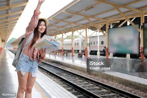 배낭 지도와 여자 여행자 기차 역에서 손을 흔들며를 제기 여정 여행 관광객에 대한 스톡 사진 및 기타 이미지 관광객 기차