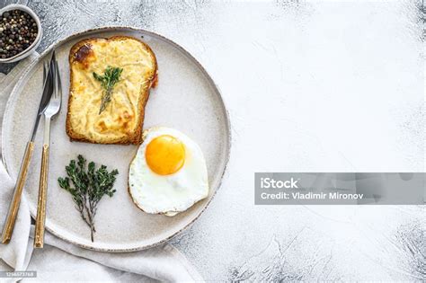 치즈와 햄을 곁들인 크로크 무슈 샌드위치 흰색 배경입니다 맨 위 보기입니다 복사 공간 건강한 식생활에 대한 스톡 사진 및 기타 이미지 건강한 식생활 구다 치즈 구운