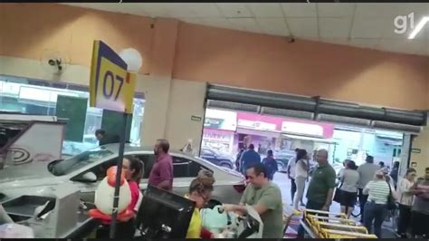Vídeo VÍdeo Carro Invade Supermercado Em Resende Sul Do Rio E Costa