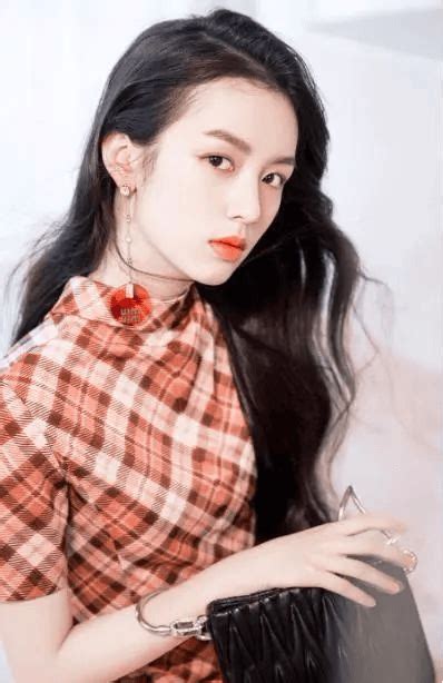 长期涂口红和不涂的女生，唇部有什么不同？看完这3点你就知道了嘴唇女人唇膏