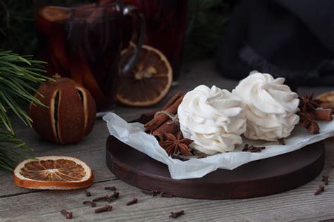 만든 제 퍼 또는 Mulled 와인 계 피 오렌지 Anis와 마쉬 멜 로우 크리스마스 분위기 0명에 대한 스톡 사진 및 기타