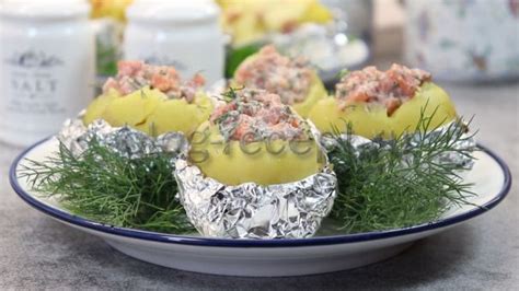 Картофель, фаршированный лососем и укропом