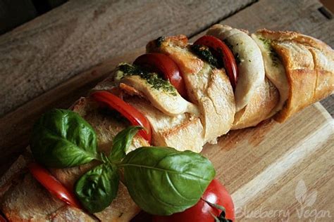 Fächerbrot mit Tomate und veganem Mozzarella Blueberry Vegan