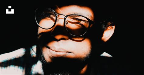 Hombre De Pie Cerca De La Ventana Foto Imagen De Sombra Gratuita En