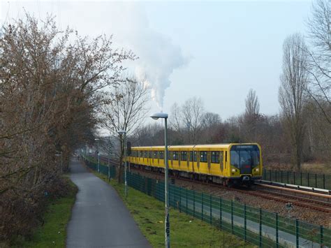 Eine U5 Nach Kaulsdorf Nord Passiert Biesdorf Der Schwarze Weg Links
