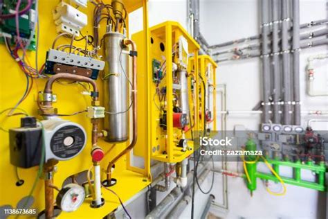 구리 밸브 스테인리스 볼 밸브 수압 탐지기 및 중앙 난방 시스템의 플라스틱 파이프 및 아파트의 보일 러 실에서의 열 절연 물 파이프와 함께 열 보일 러 스테이션의 장비