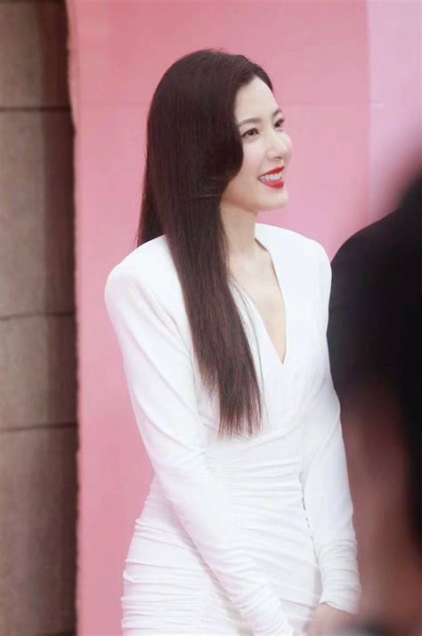 曾黎穿白色深v连衣裙出席活动 挥手甜笑红唇吸睛 搜狐大视野 搜狐新闻