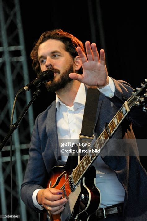 Thomas Dybdahl Der Norwegische Saenger Und Musiker Bei Einem News