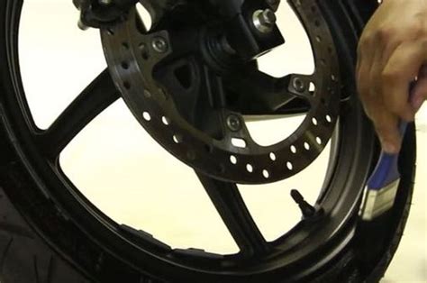 Pakai Semir Ban Bisa Bikin Ban Motor Cepat Rusak Benarkah