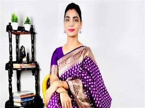 Bhojpuri Singer Neha Singh Rathore Sing Ghar Chutti Leke Auri Kuch Din
