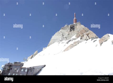 Tour antenne de télécommunication de l Aiguille du Midi chamonix Mont Blanc Stock Photo Alamy