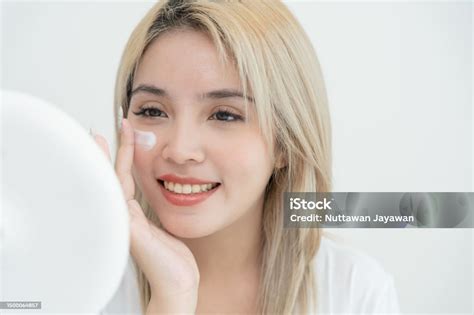 젊은 여성 아시아 얼굴이 걱정됩니다 피부과와 화장품의 스테로이드에 알레르기가 있습니다 민감한 피부 햇볕에 탄 붉은 얼굴 여드름 화학 물질에 알레르기 얼굴에 발진 피부