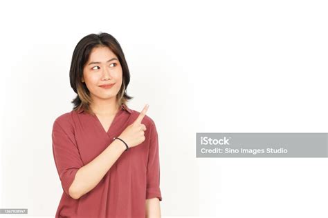 흰색 배경에 고립 된 아름다운 아시아 여성의 집게 손가락으로 표시하고 포인팅 제품 18 19세에 대한 스톡 사진 및 기타 이미지