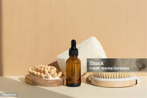 호박색 유리 병 나무 마사지 브러쉬 베이지 색 배경에 몸을위한 천연 수세미 한방약에 대한 스톡 사진 및 기타 이미지 한방약