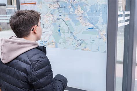 암스테르담의 트램 정류장에서 도시지도를 공부하는 젊은 관광객 14 15 살에 대한 스톡 사진 및 기타 이미지 14 15 살 40 44세 거리 Istock