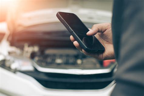 도로에서 고장난 차를 보면서 휴대 전화를 사용하는 사업가 충돌 사고에 대한 스톡 사진 및 기타 이미지 충돌 사고 전화 사용