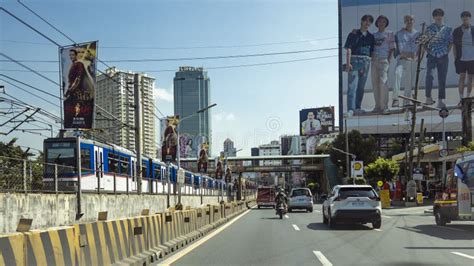 Makati Metro Manila Filipinas Un Tren Mrt Pasa Por El Centro De Edsa