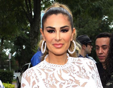 Ninel Conde Se Luce Con Sugerentes Trajes De Baño Mientras Pasea A