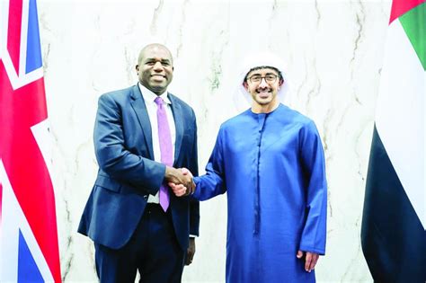 عبدالله بن زايد ووزير خارجية المملكة المتحدة يبحثان تعزيز العلاقات