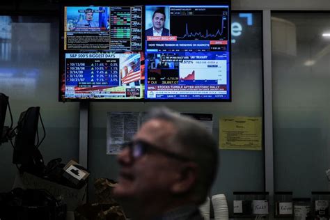 الداو جونز يغلق عند مستوى قياسي جديد وناسداك تحت ضغط تحول المستثمرين