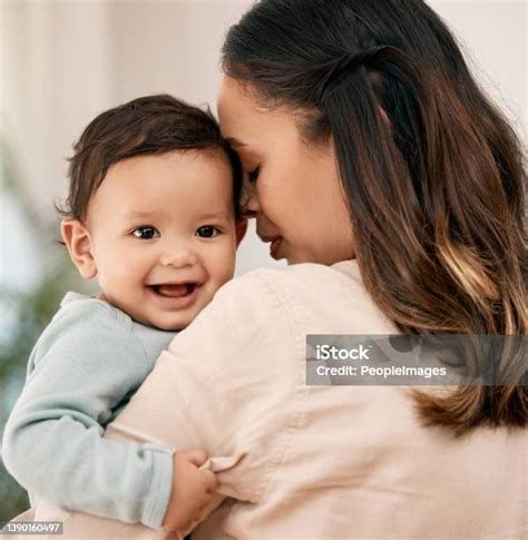 집에서 사랑스러운 아기와 유대 관계를 맺고있는 젊은 어머니의 샷 라틴 아메리카 히스패닉 민족에 대한 스톡 사진 및 기타 이미지 라틴 아메리카 히스패닉 민족 아기 가족