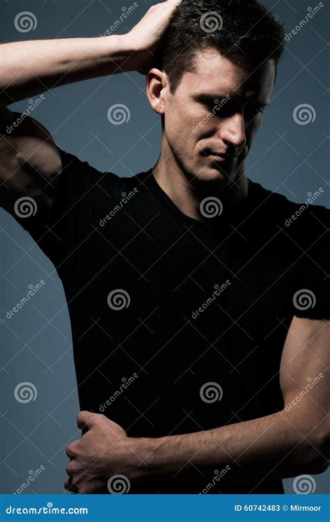 Jonge Mens In Zwart Overhemd Stock Afbeelding Image Of Grijs Spier