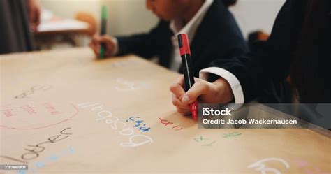 손 아이들 그리고 일본에서 배우기 철자법 영어 교육을 위한 교실에서 글쓰기 학생 클로즈업 및 아이들은 학교에서 발달 이중 언어 지식 또는 한자를 위해 종이에 공부합니다 10