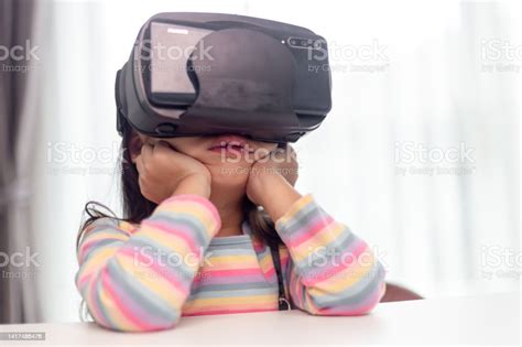 가상 현실 헤드셋을 가진 어린이 집에서 실내 테이블 뒤에 앉아 4 5세에 대한 스톡 사진 및 기타 이미지 4 5세