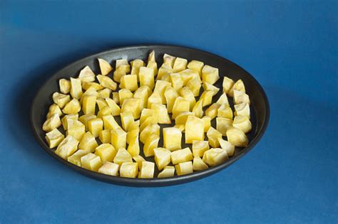 화려한 파란색 스튜디오 배경에 검은색 전자레인지용 접시에 깍둑썰기한 오일 프리 감자 칩 0명에 대한 스톡 사진 및 기타 이미지 0명 가정 생활 가정 주방 Istock