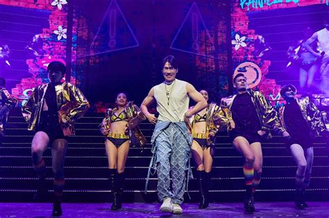 國民姑丈被「辣台妹」包夾！火辣屁股蛋磨蹭 真實反應曝光 娛樂星聞