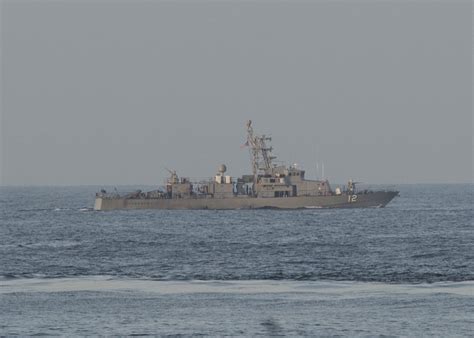 Official Us Navy Ship Fires Warning Shots Near Iranian Ship Bloomberg