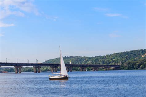 우크라이나 키예프의 드니퍼 강에서 항해하는 화이트 모던 범선 Regatta에 대한 스톡 사진 및 기타 이미지 Regatta