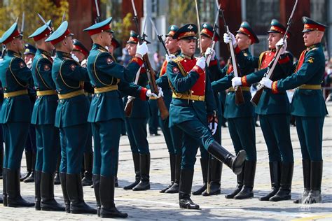 Рота почетного караула демонстрирует свое мастерство. Алексей Колчин ...