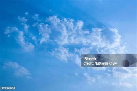 Langit Biru Dengan Awan Awan Putih Halus Di Udara Cerah Tekstur Latar