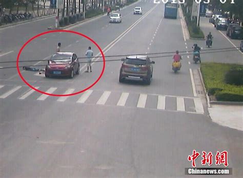 广西一男子马路中间上演撞车“碰瓷”——人民政协网