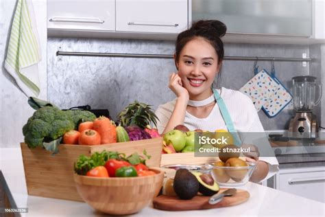 다양 한 종류의 야채와 과일을 모두 건강 하 고 아무 고기 채식주의 라이프 스타일에 대 한 좋은 부엌에서 여자 가냘픈에 대한 스톡 사진 및 기타 이미지 Istock