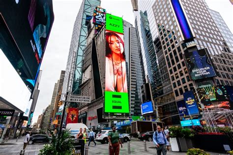 Azzy Aparece Em Disputado Telão Da Times Square Popline