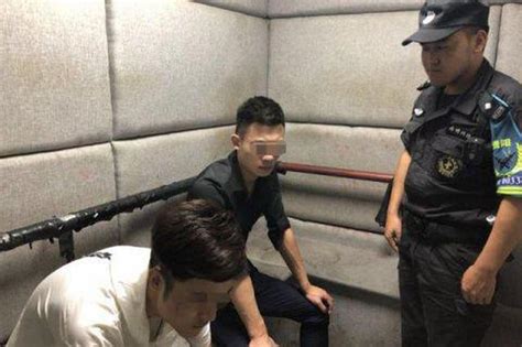 两醉汉过斑马线硬闯红灯 不听劝导还打伤协管员新浪江西新浪网
