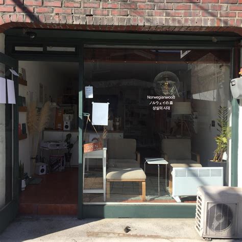 책방 그리고당신의이야기 오늘은 통영여중 친구들이 놀러와서 그림책을 한참 살펴보며 수다를 떨다 갔어요 너무 예뻐서