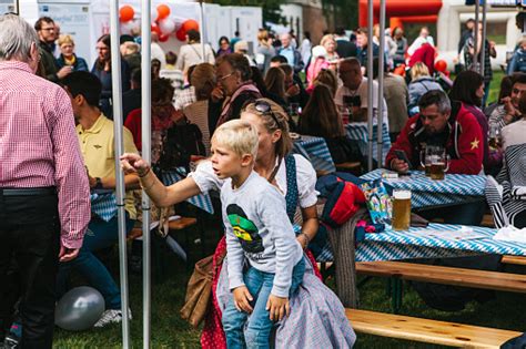 축 하 하는 전통적인 독일 맥주 축제 옥 토 버 페스트 라고 합니다 아름 다운 민족 의상에서 어머니 그녀의 아이 뭔가 흥미로운 것을 보여줍니다 관광에 대한 스톡 사진 및