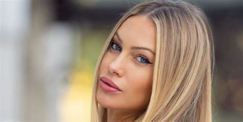 Taylor Mega Instagram Curve Strizzate Nel Mini Dress Sempre Più Sensuale